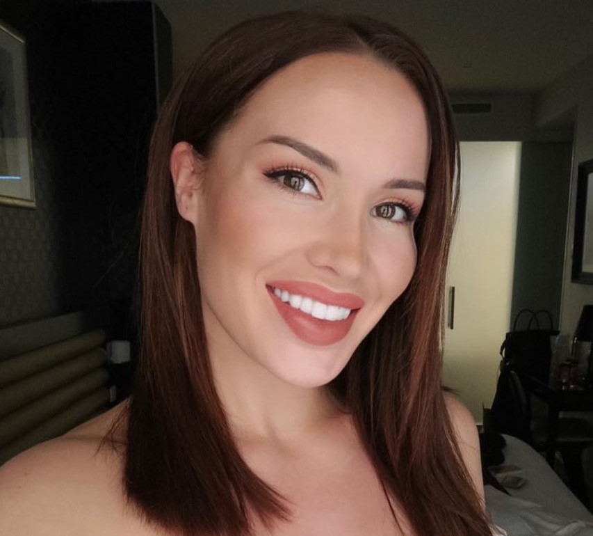 Mailis Penttilä syöttää koiralleen aamiaiseksi poronkäristystä - pikku ...